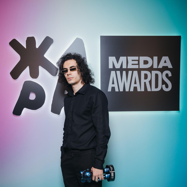 Бузова валялась на полу, Самойлова ревела из-за укладки, Седокова оголила бюст: премия «Жара ...