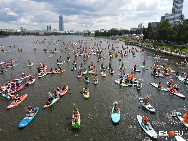 Массовый старт заплыва E1 SUP FEST с высоты птичьего полета: видео - 5 июля 2025 | Е1.ру