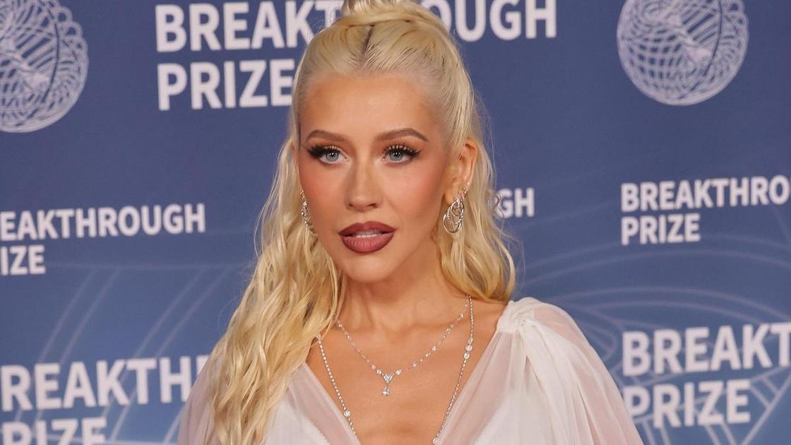 Пышный бюст, мокрая юбка: похудевшая на «Оземпике» Кристина Агилера превратилась в ...