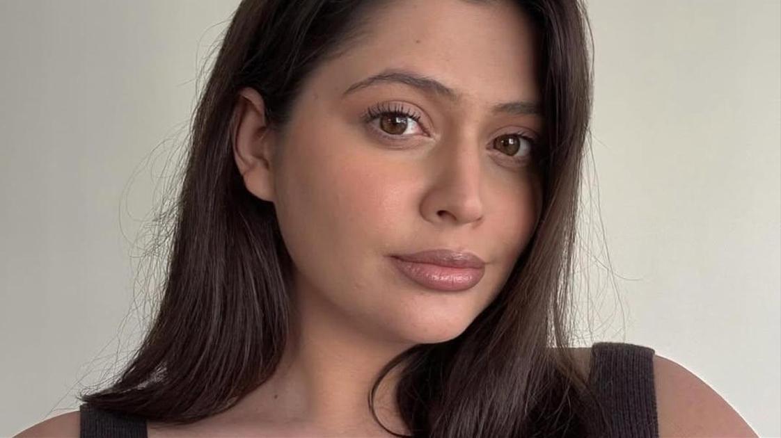 Пережившая выкидыш Каспарянц родила второго, 5-летний сын Савельевой покупает ей цветы на свои ...