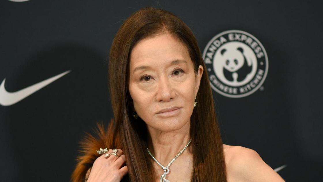 Открыла талию, показала бедра, сделала временную татуировку: нестареющая Вера Вонг отметила 76 ...