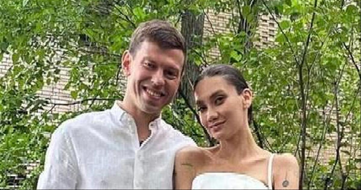 «Не оторвать глаз»: родившая два месяца назад жена Федора Смолова щеголяет в белье | StarHit ...