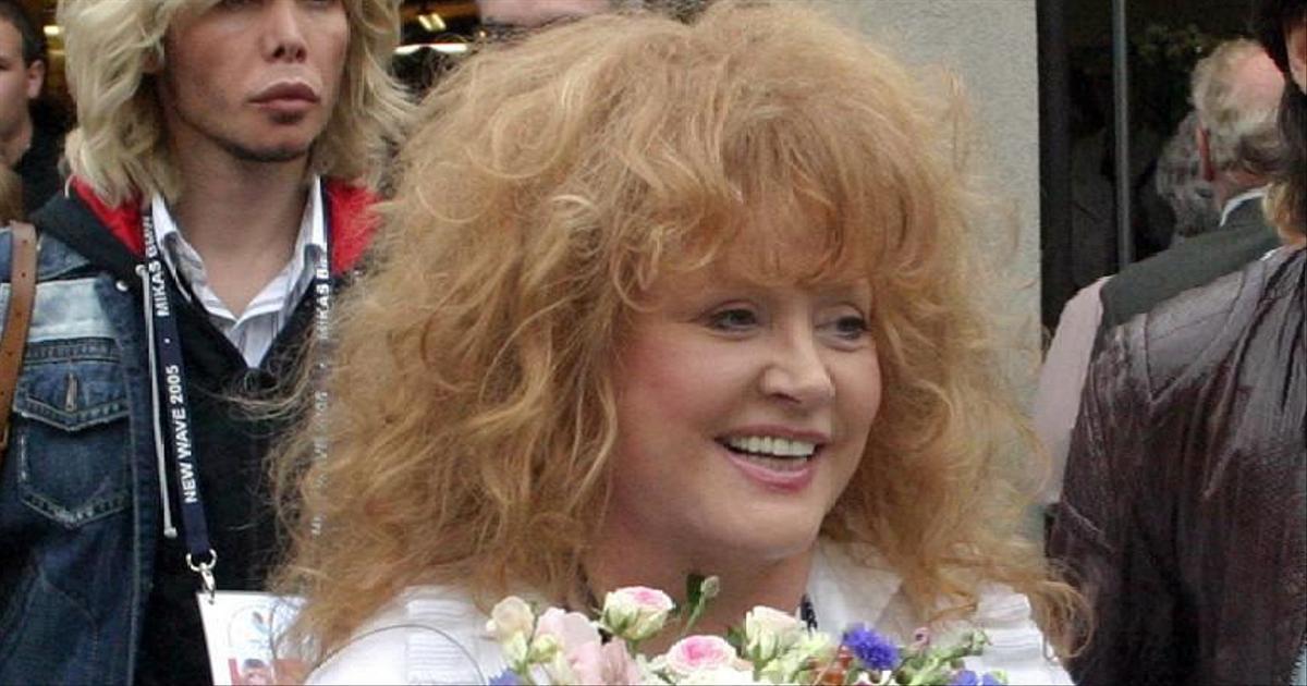 Алла Пугачева обедает на Кипре в компании Олега Тинькова* — фото | StarHit (СтарХит)