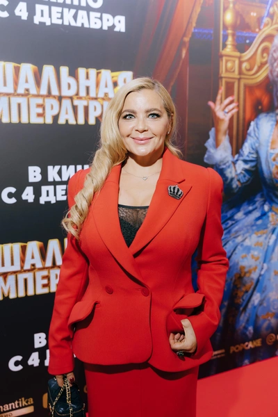 Соблазнительная Ирина Пегова в алом костюме и ободке-короне представила фильм «Шальная ...