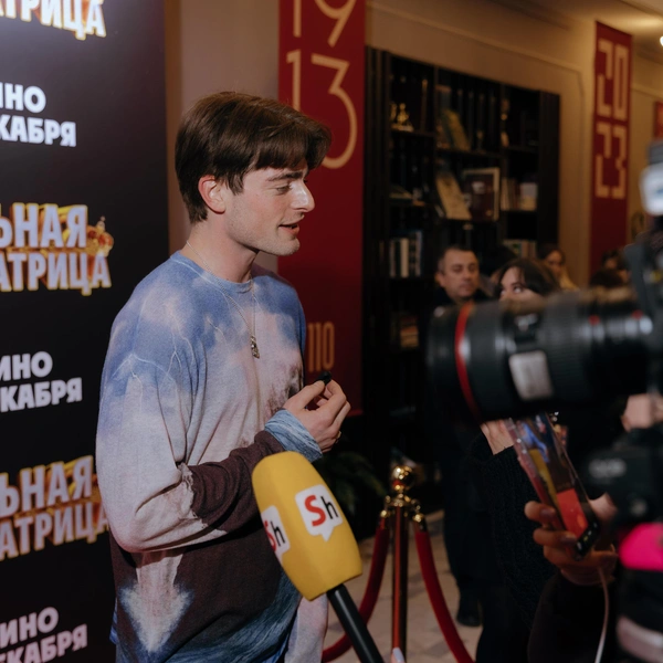 Соблазнительная Ирина Пегова в алом костюме и ободке-короне представила фильм «Шальная ...