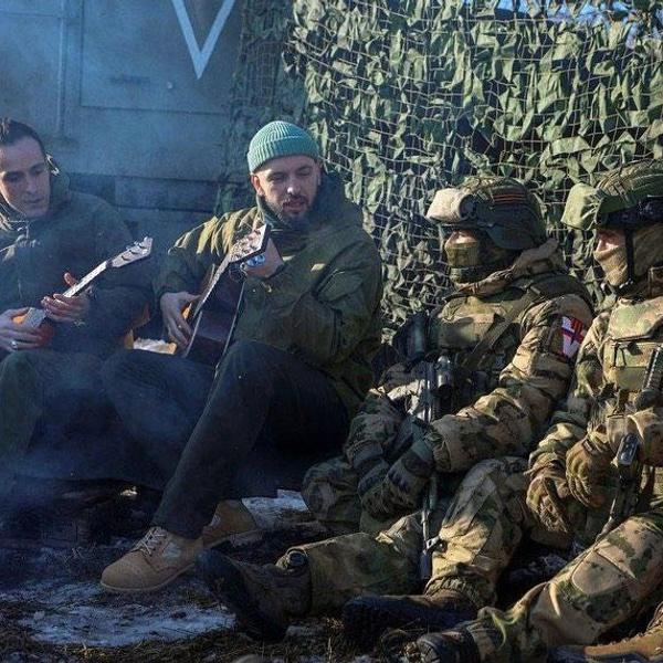 Николай Расторгуев исполнил фронтовой хит «Дай ему сил» на юбилейном концерте «Любэ» | STARHIT