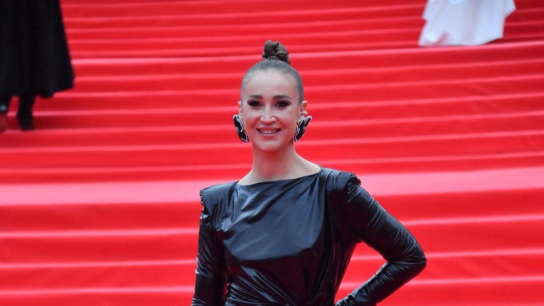 «Знаю, что грешная. Дрожу в твоих руках»: Ольга Бузова страстно целуется с мускулистым красавцем ...