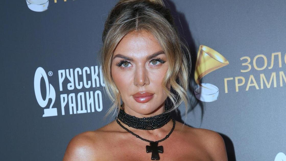 Помолодевшая Анна Седокова отжигает на концерте модной группы со старшей дочерью в Майами ...