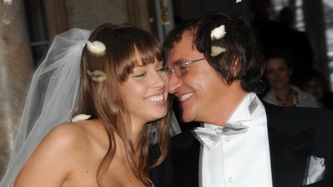 Дмитрий Дибров объяснил, почему не говорит о разводе с Полиной: «Больно мне пока еще» | StarHit ...