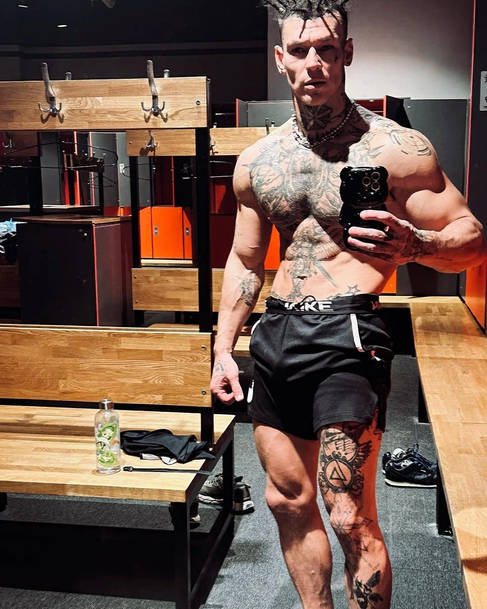 Что на самом деле означают дерзкие татуировки Niletto: эксперт оценил образ популярного артиста ...