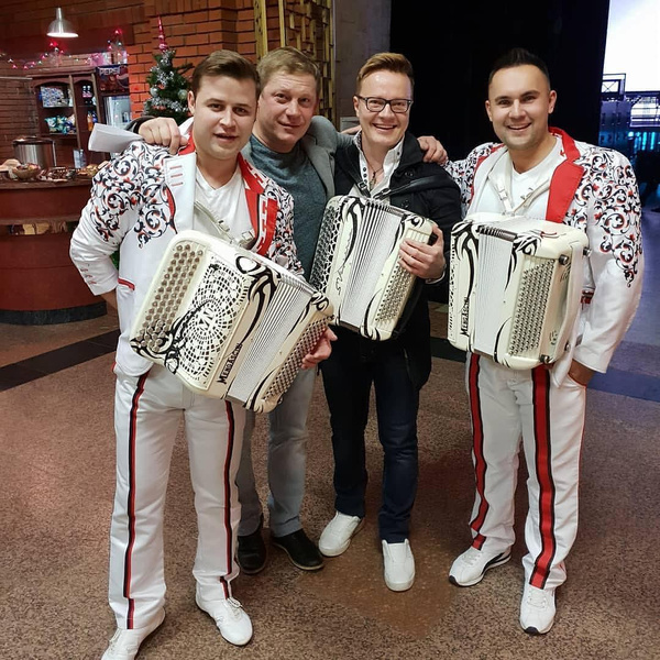 Умер 39-летний солист группы «Баян Микс» Сергей Котков | STARHIT