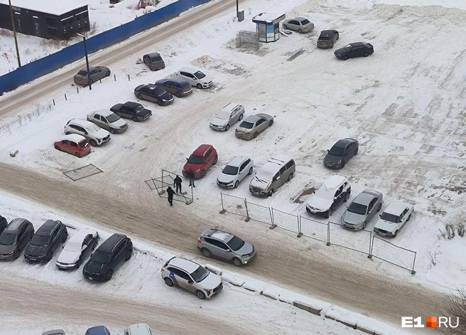 На Уктусе землю возле новостроек захватили под нелегальную парковку ...