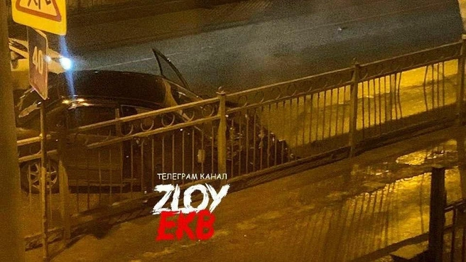 В Екатеринбурге легковушка впечаталась в забор - 15 марта 2025 | Е1.ру