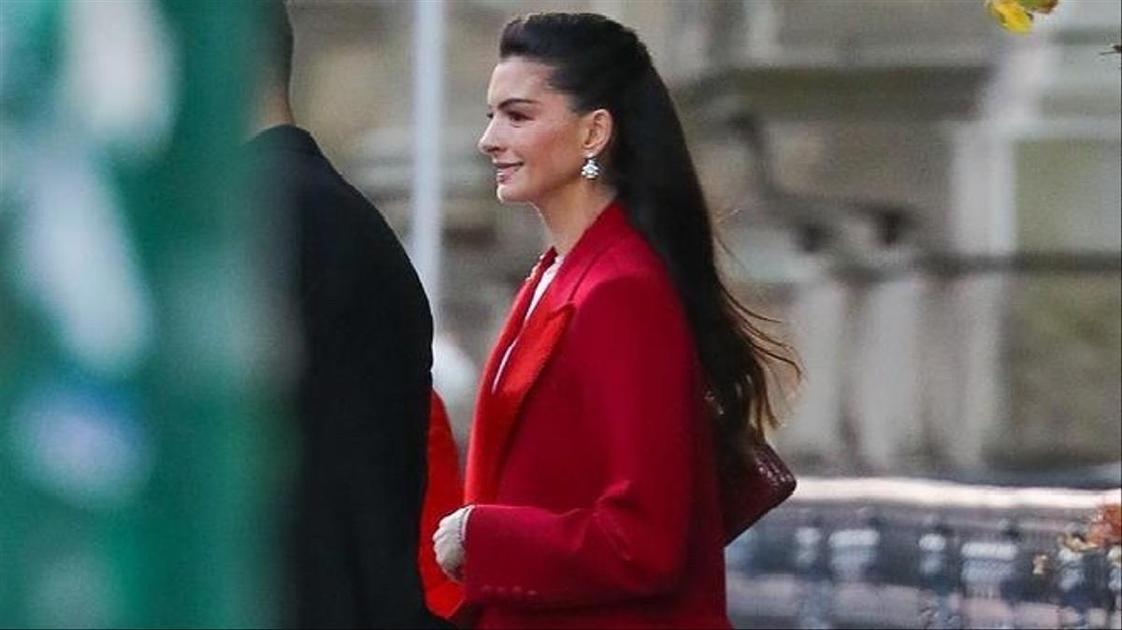 Lady in red: роковая Энн Хэтэуэй | MARIECLAIRE