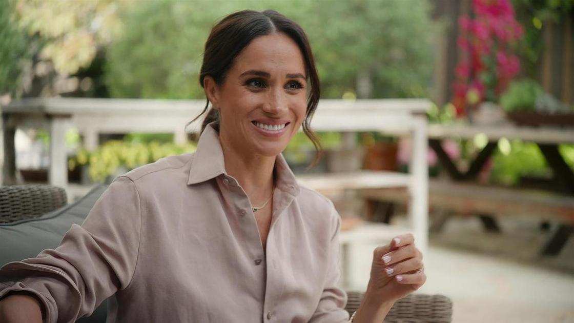 Держит папу за руку и идет босиком: Меган Маркл поделилась кадрами подросшей дочки, которой ...