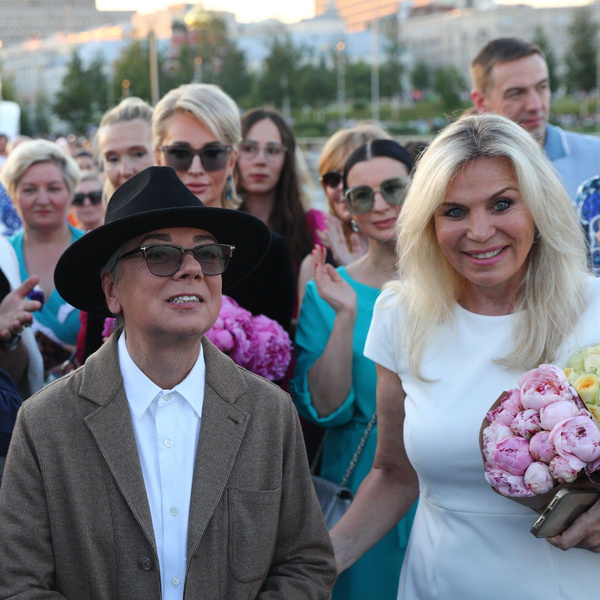 30-летняя дружба с Пугачевой, прочный брак, выдающаяся модная империя: жизнь Юдашкина в кадрах ...