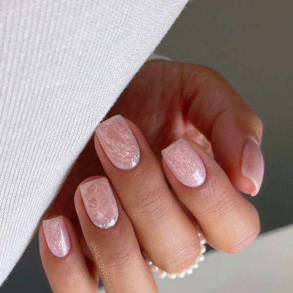 Ставим лайк: 10 красивых нюдовых маникюров с блестками на осень 2023 | theGirl