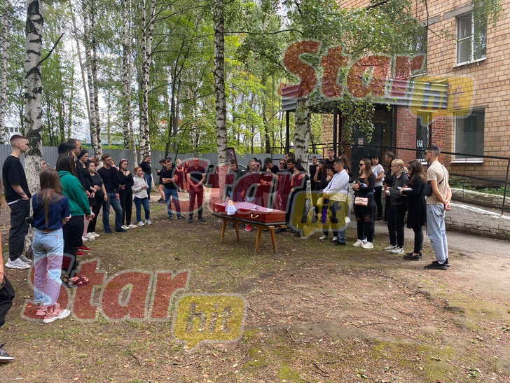 Издевались при жизни, но приехали хоронить: звезды «Пацанок» раскаялись у тела Юлии Платок ...