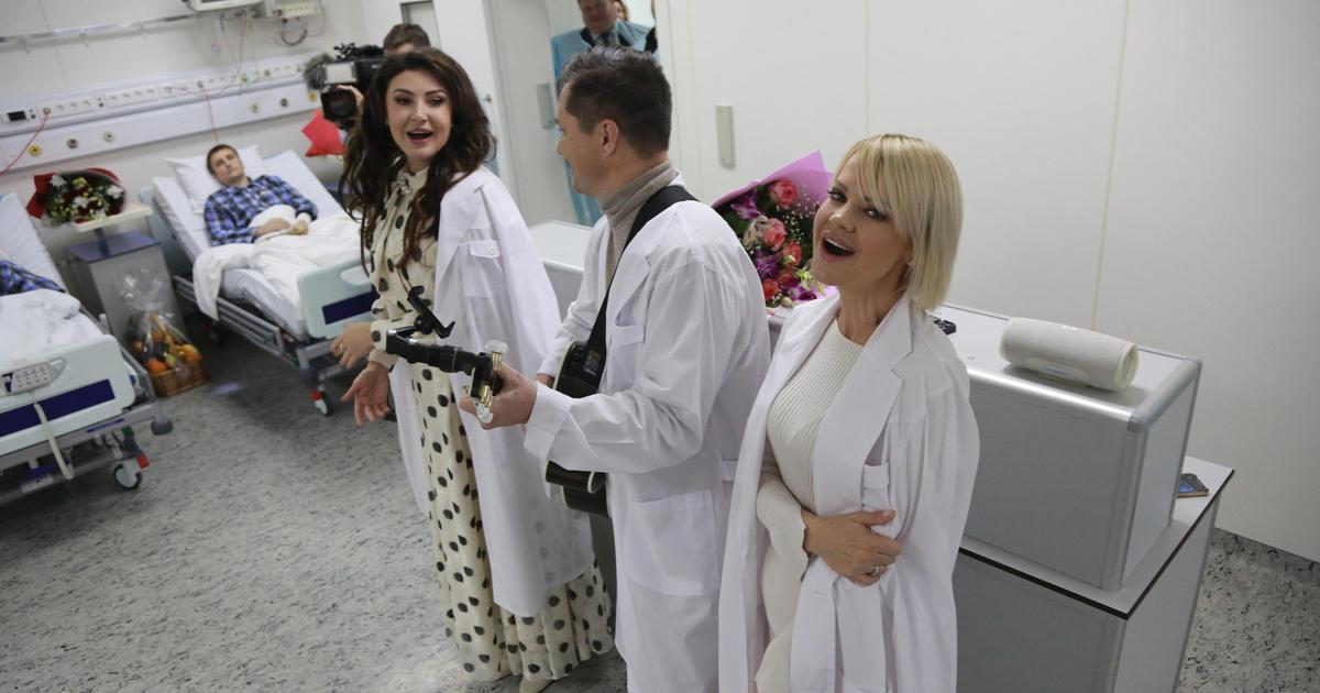 От сердца к сердцу: концерт для медиков и защитников прошел прямо в госпитале | StarHit (СтарХит)