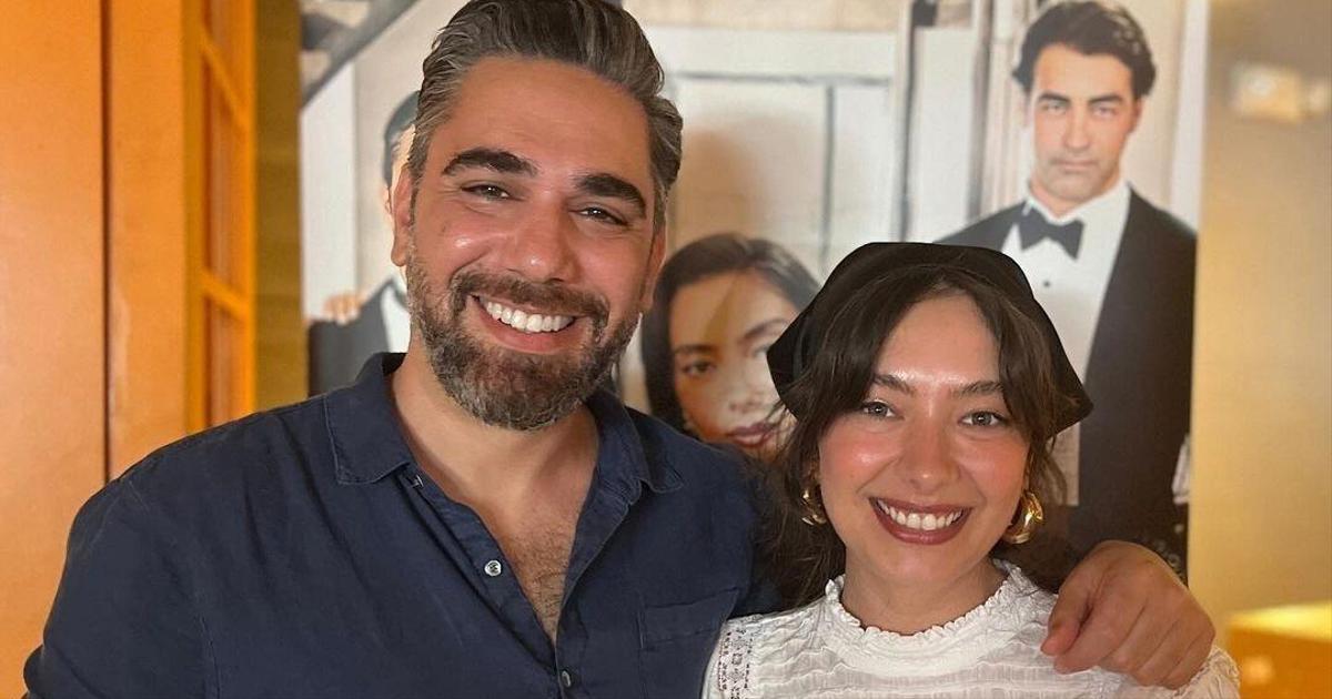 Осторожно касается живота жены и с любовью снимает ее на камеру: муж Неслихан Атагюль растроган ...