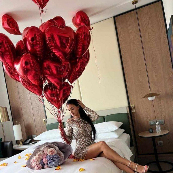 Бабушка Стифлера с аппетитными формами: 33-летняя Ирина Костенко присматривает за внучкой | STARHIT