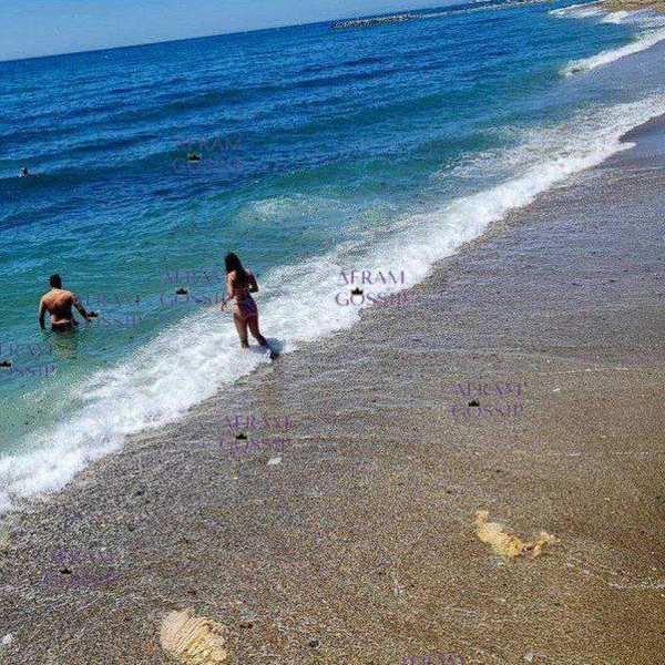 Радостные и беззаботные: Афра Сарачоглу и Мерт Рамазан Демир бегают по пляжу в Испании, празднуя ...