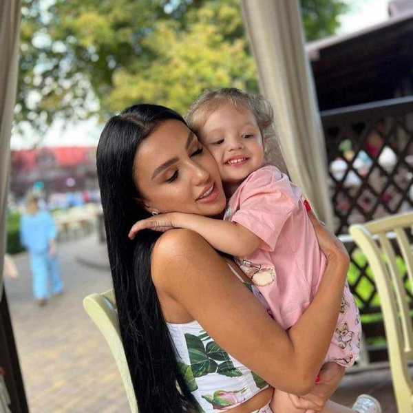 Бабушка Стифлера с аппетитными формами: 33-летняя Ирина Костенко присматривает за внучкой | STARHIT