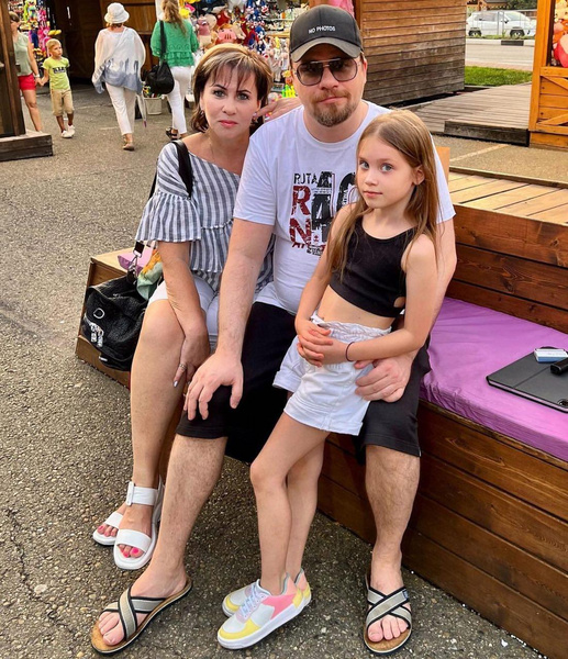 Неужели скоро замуж? Мама Гарика Харламова примерила пышное белое платье в свадебном салоне ...