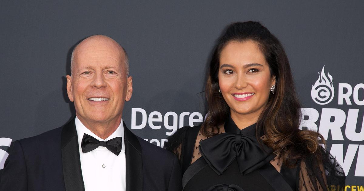 Долгожданной внучке Брюса Уиллиса — год: дочь актера вместе с близкими отметила событие на пляже ...