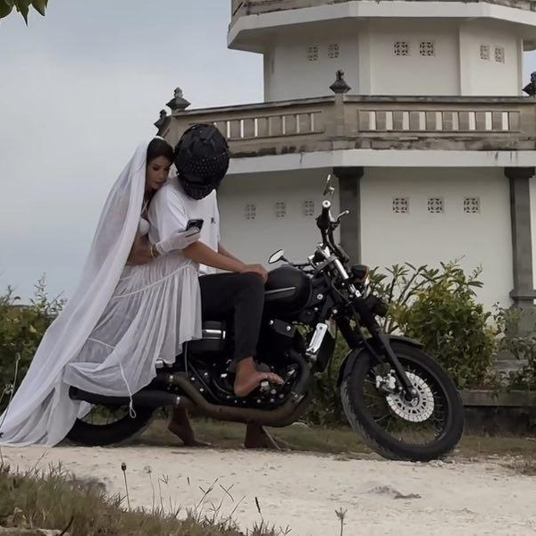 Айза красуется в свадебном платье после развода Гуфа, Ротару пришла на могилу мужа. Соцсети ...