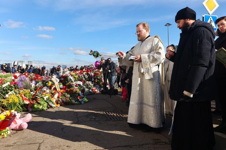 Москвичи съезжаются к стихийному мемориалу, звезды скорбят в соцсетях: 40 дней теракта в ...