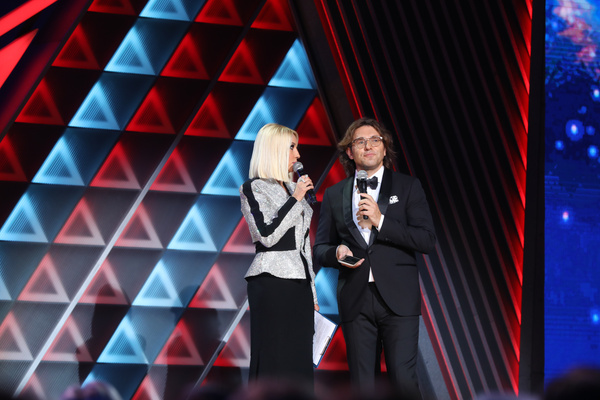 Глюк’oZa в «голом» платье и танцы под Орейро: открытие «Новой волны» в Сочи | STARHIT