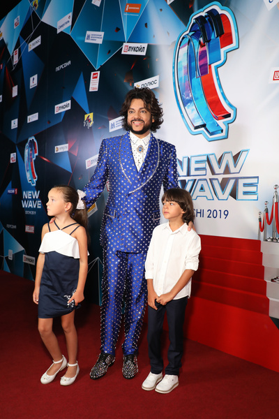 Глюк’oZa в «голом» платье и танцы под Орейро: открытие «Новой волны» в Сочи | STARHIT