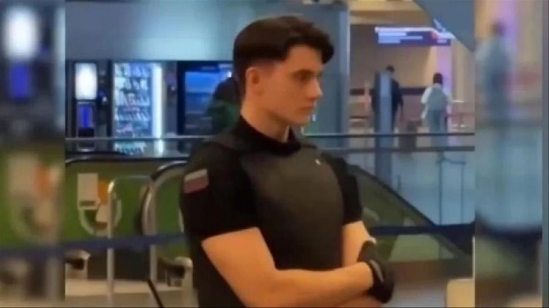 Стюард из «Аэрофлота» в прошлом! У девушек новый кумир — 23-летний охранник Игнатий из аэропорта ...