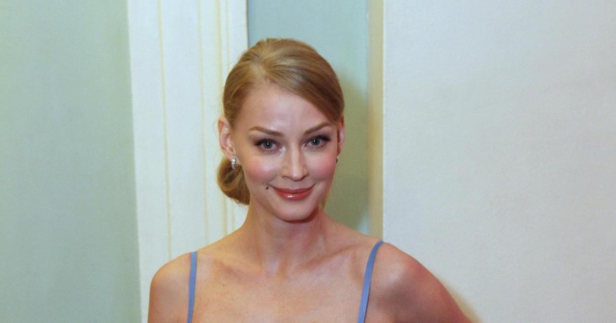 Обнаженная, лишь в одном одеяле Светлана Ходченкова интригует знаком любви, а наблюдает за этим ...