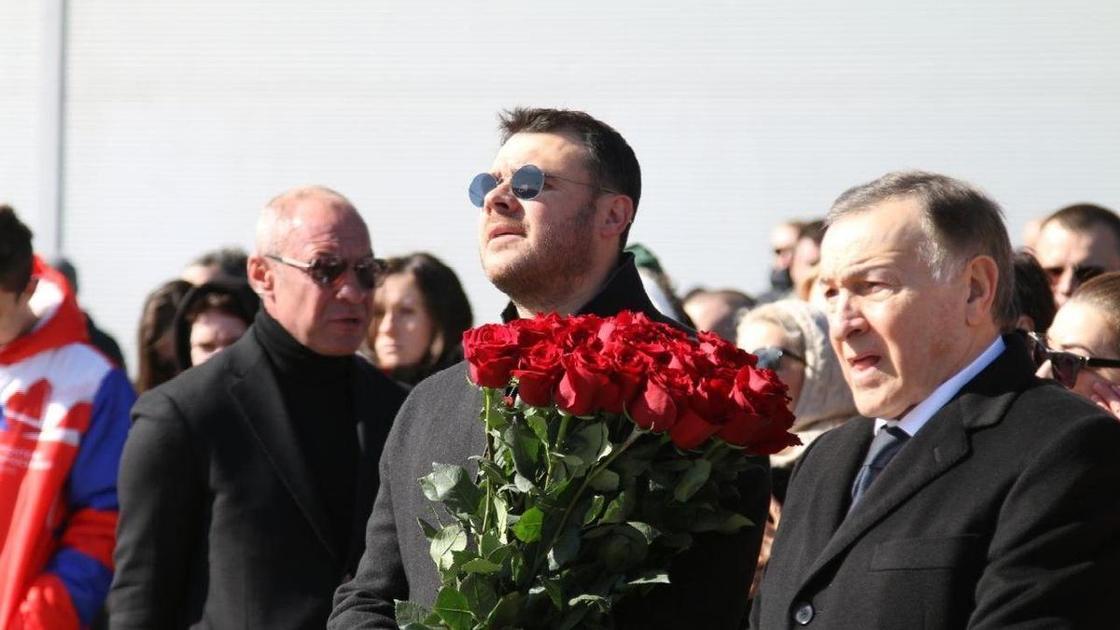 Араз и Эмин Агаларовы возложили цветы к монументу с журавлями, который поставили в честь ...