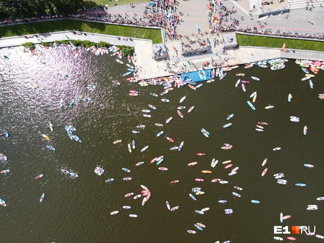 В Екатеринбурге на воду спустили тысячу досок: видео E1 SUP FEST c коптера - 5 июля 2025 | Е1.ру