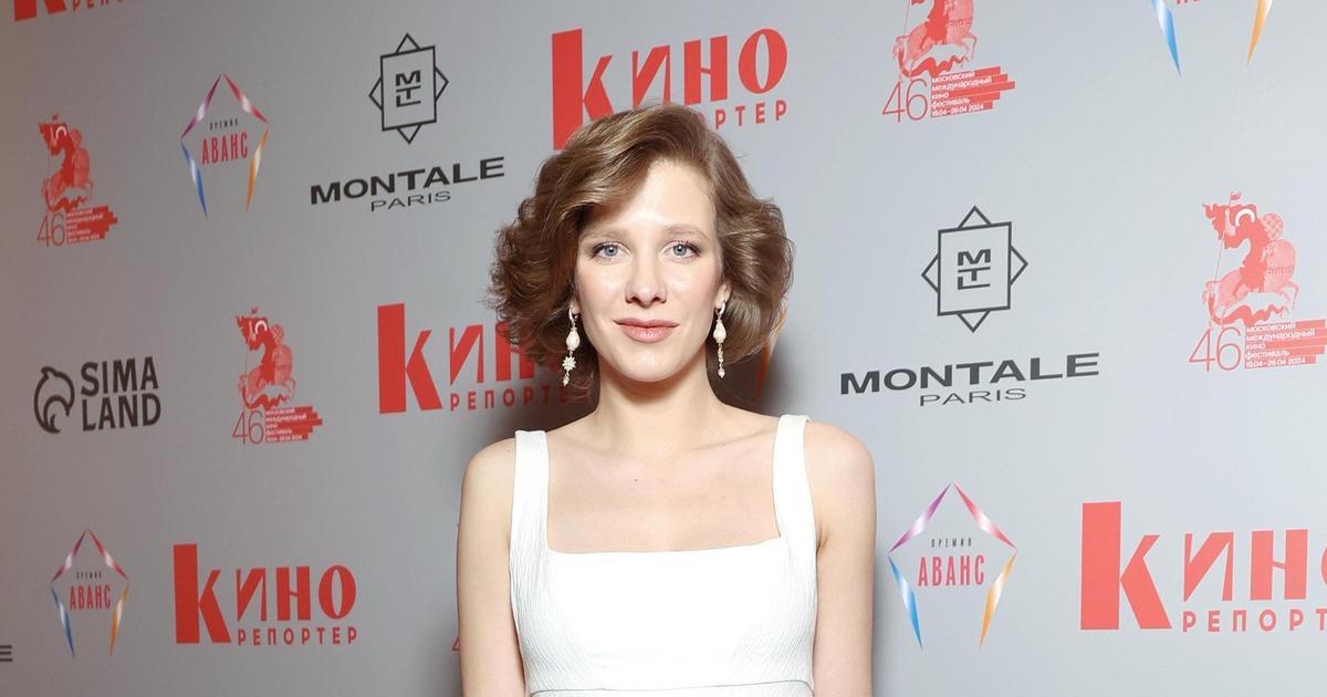 Чурикова с клатчем-губами, беременная Арзамасова, Дятлов с любимой: звезды в белом на премии ...