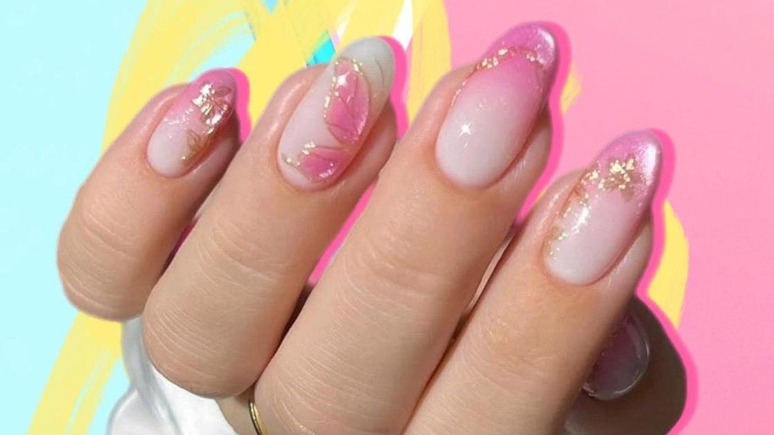 Розовый френч с золотом — нежный и блестящий маникюр на осень 2025 ...