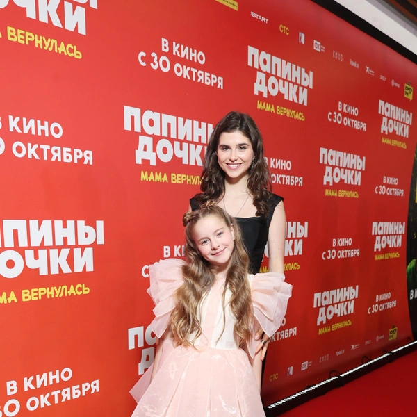 Сиваева и Бледный обнимали экранных детей, Мельникова танцевала в забавном образе: премьера ...