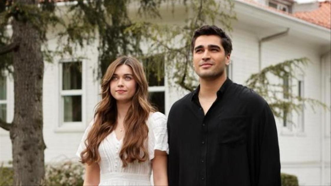 Обнимает и целует незнакомку: звезду «Зимородка» Мерта Рамазана Демира засняли с новой девушкой ...