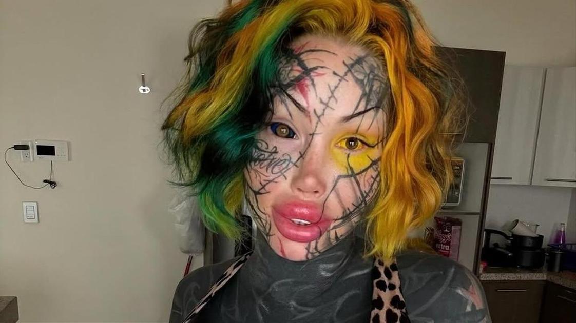 Фрик-блогер из Мексики, чье тело полностью покрывают тату, едва не ослепла во время нанесения ...