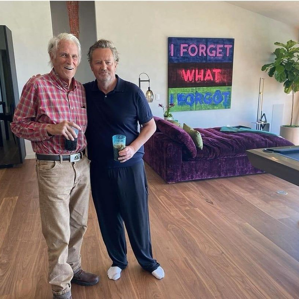 Из милого красавчика в седого и обрюзгшего больного человека: последние фото Мэттью Перри | STARHIT