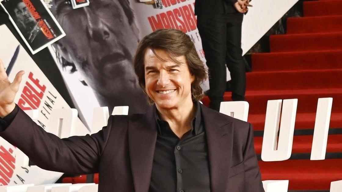 «А я резко встала с кровати и хромаю»: 62-летний Том Круз забрался на крышу автомобиля под крики ...