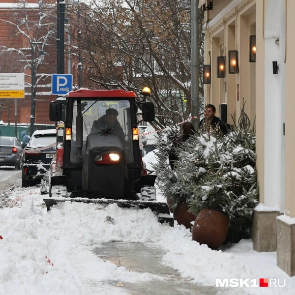 Москвичи пожаловаись на сугробы: почему во дворах и на тротуарах не ...