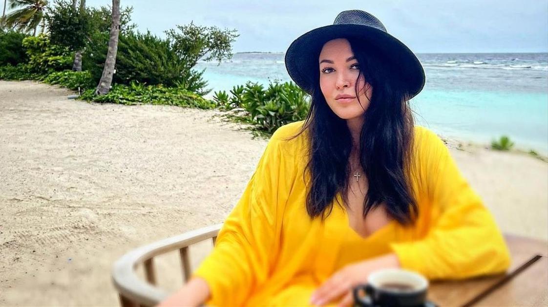 Встали на коньки и мило держатся за руки: Ирина Дубцова проводит праздники с новым мужчиной ...