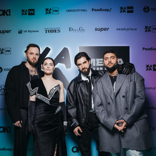 Бузова валялась на полу, Самойлова ревела из-за укладки, Седокова оголила бюст: премия «Жара ...