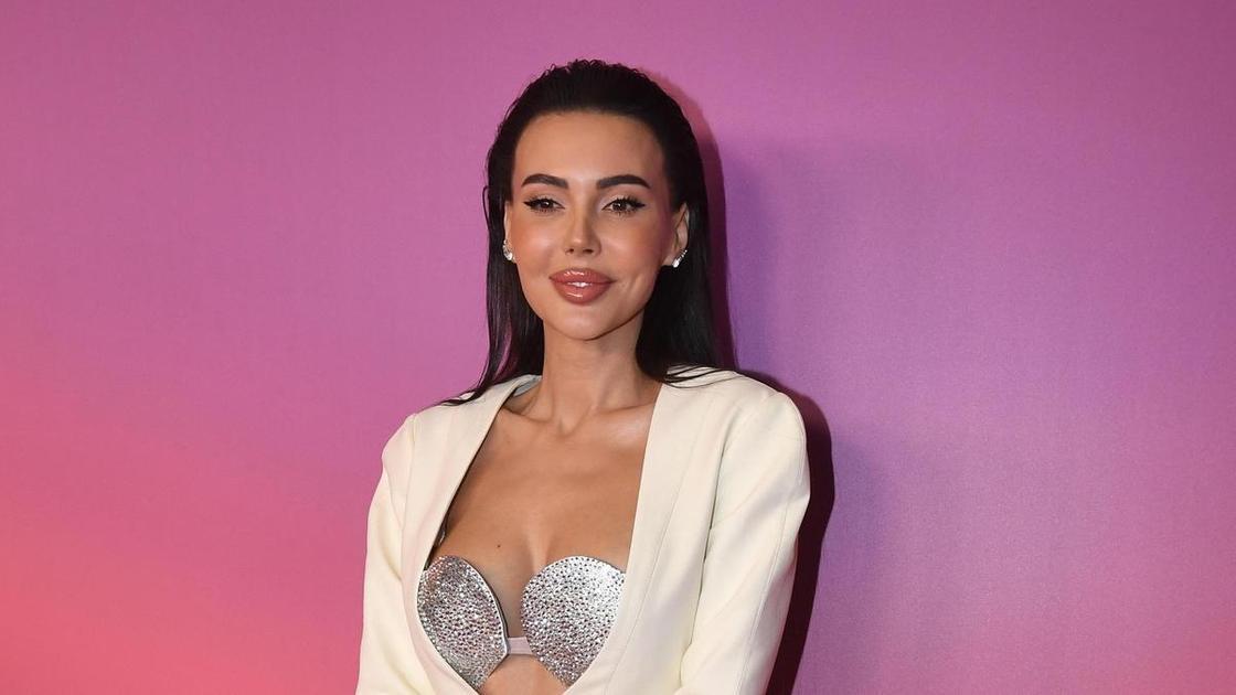 Шов платья разошелся в самом пикантном месте: Оксана Самойлова запечатлела неловкий момент на ...