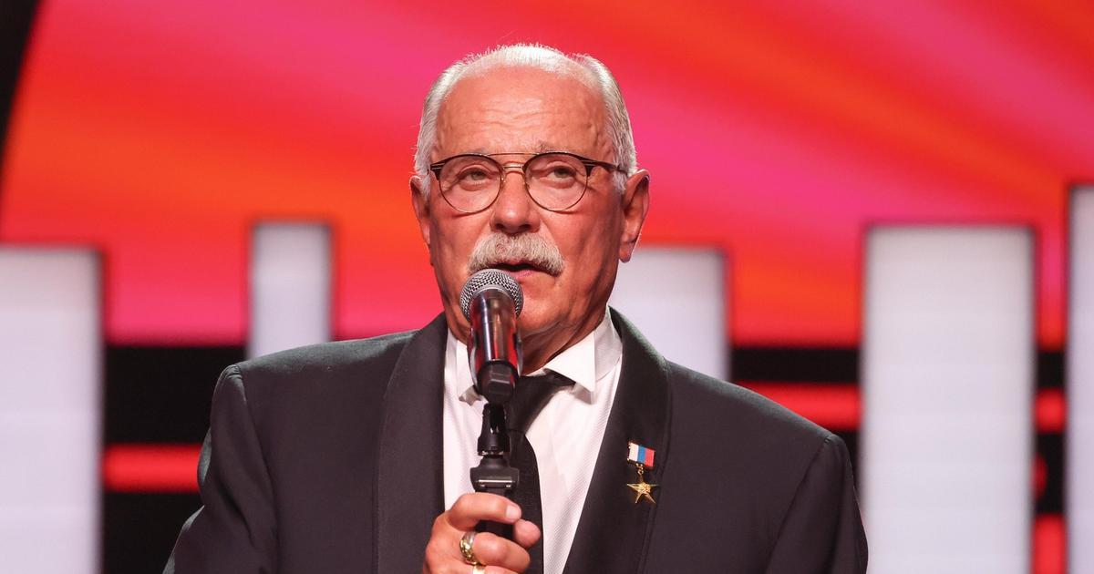 Дочери держат папу за руку, а потом с мамой помогают ему задуть свечи на торте: 79-летие Никиты ...