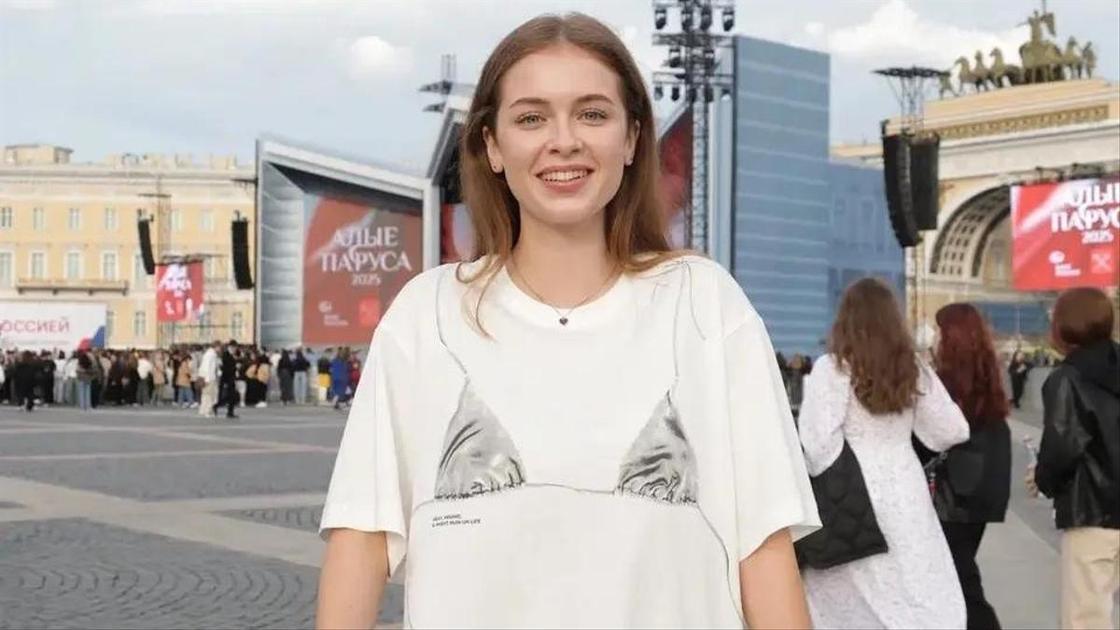 Стала моделью и учится на психолога: как сейчас живет та самая «Выпускница в розовом платье ...